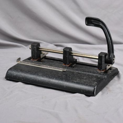 Master-Products-1325-Heavy-Duty-Hole-Punch