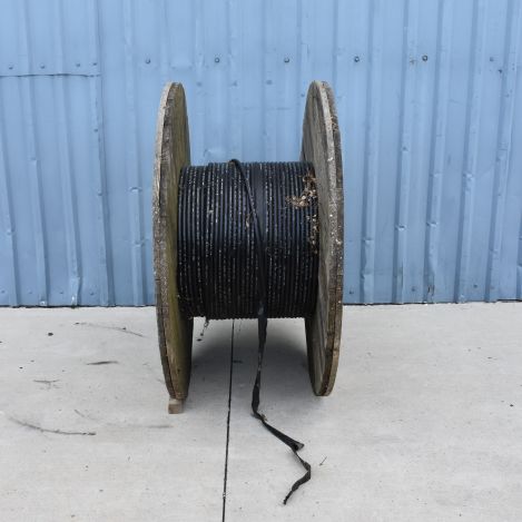 Wooden-Spool-With-Cabel-B102542